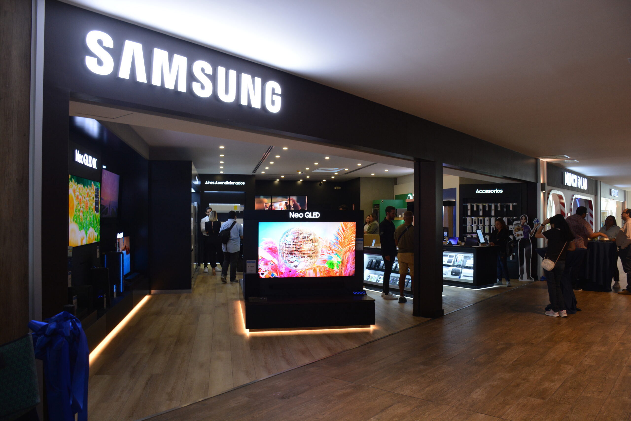 Samsung inaugura nueva tienda en Millenium Plaza - Tecnosivar
